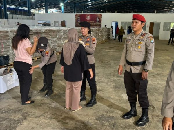 Polresta Kawal Ketat Pelipatan Surat Suara Pilkada Batam - Terasbatam Polresta Kawal Ketat Pelipatan Surat Suara Pilkada Batam - Terasbatam