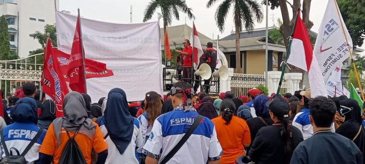 Ratusan Buruh Batam Demo, Tuntut Kenaikan Upah 30% dan Cabut Omnibus ...